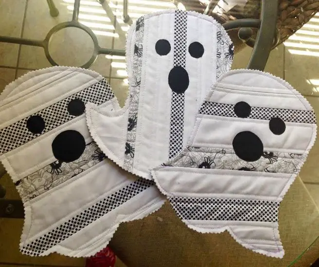 Easy Ghost Mug Rugs - Sewing With Scraps